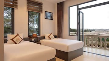 Deluxe Twin Room - Glasshouse | Minibar com produtos grátis, secretária, cortinas/cortinados opacos