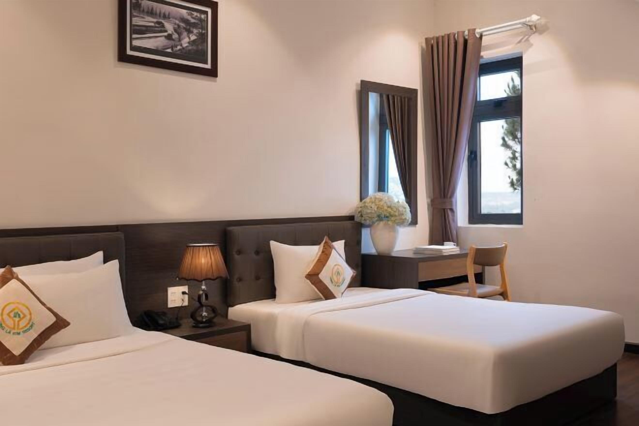 Minibar com produtos grátis, secretária, cortinas/cortinados opacos 