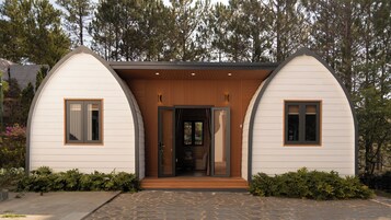 Nature Retreat Bungalow | Minibar com produtos grátis, secretária, cortinas/cortinados opacos