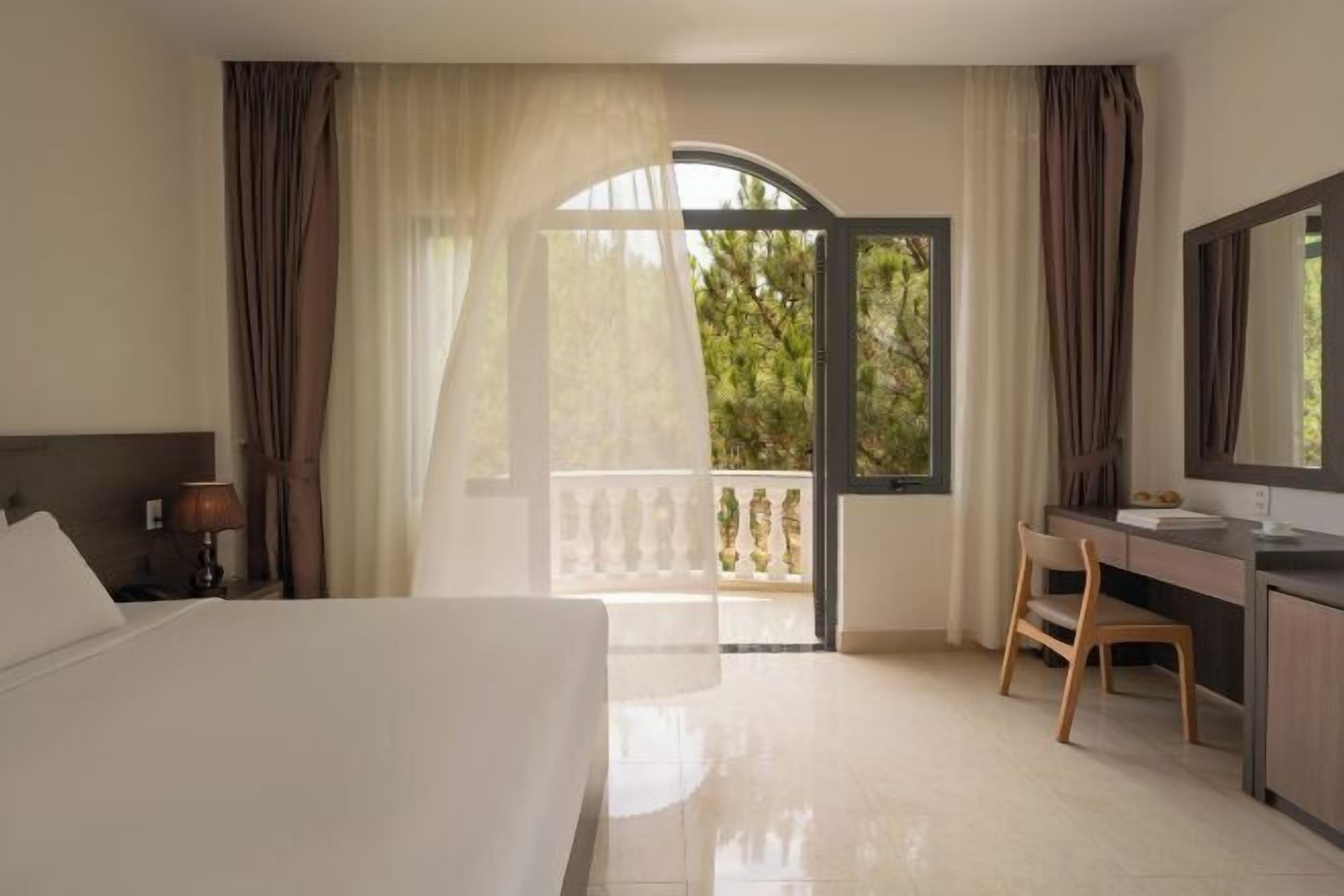 Minibar com produtos grátis, secretária, cortinas/cortinados opacos 