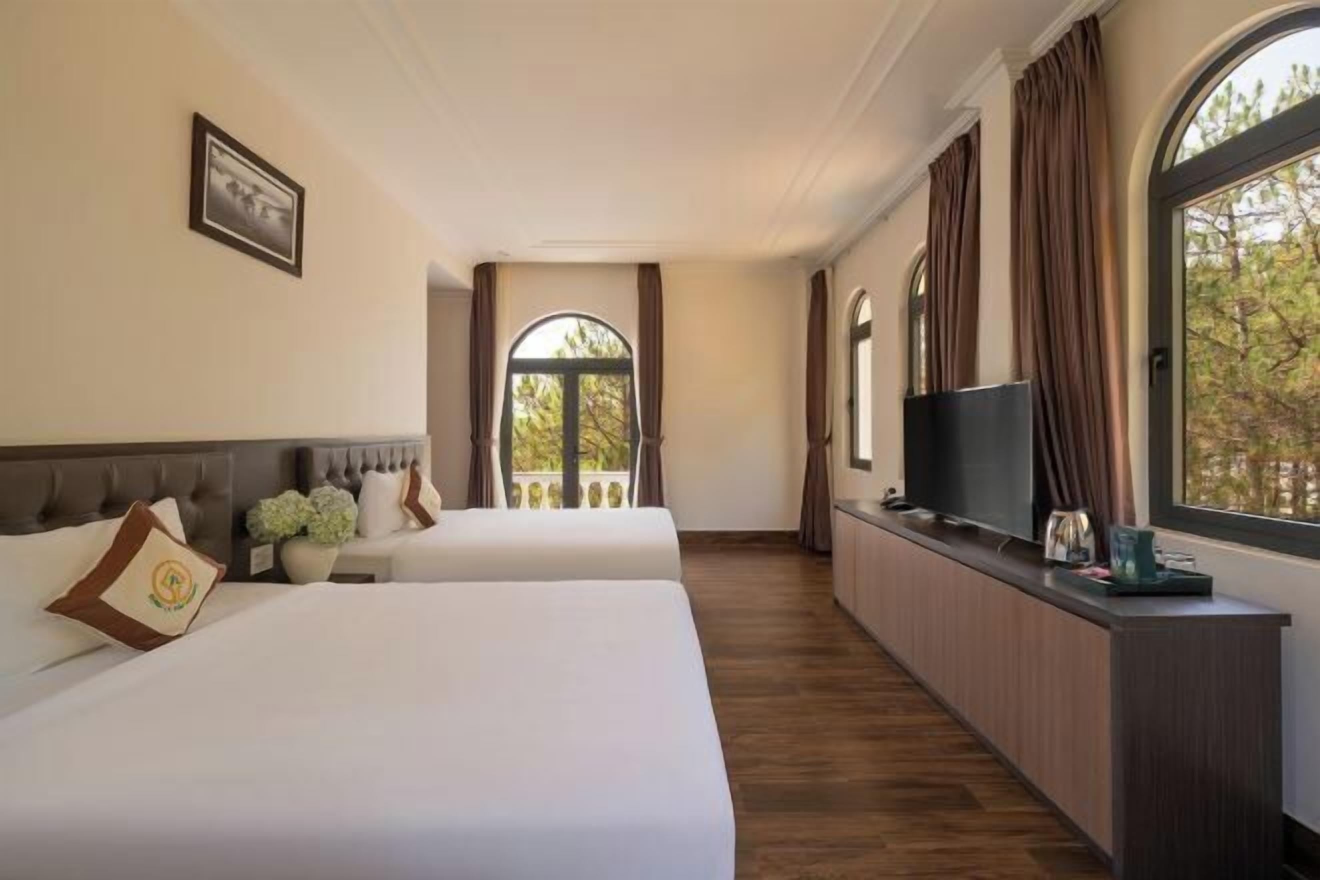 Minibar com produtos grátis, secretária, cortinas/cortinados opacos 