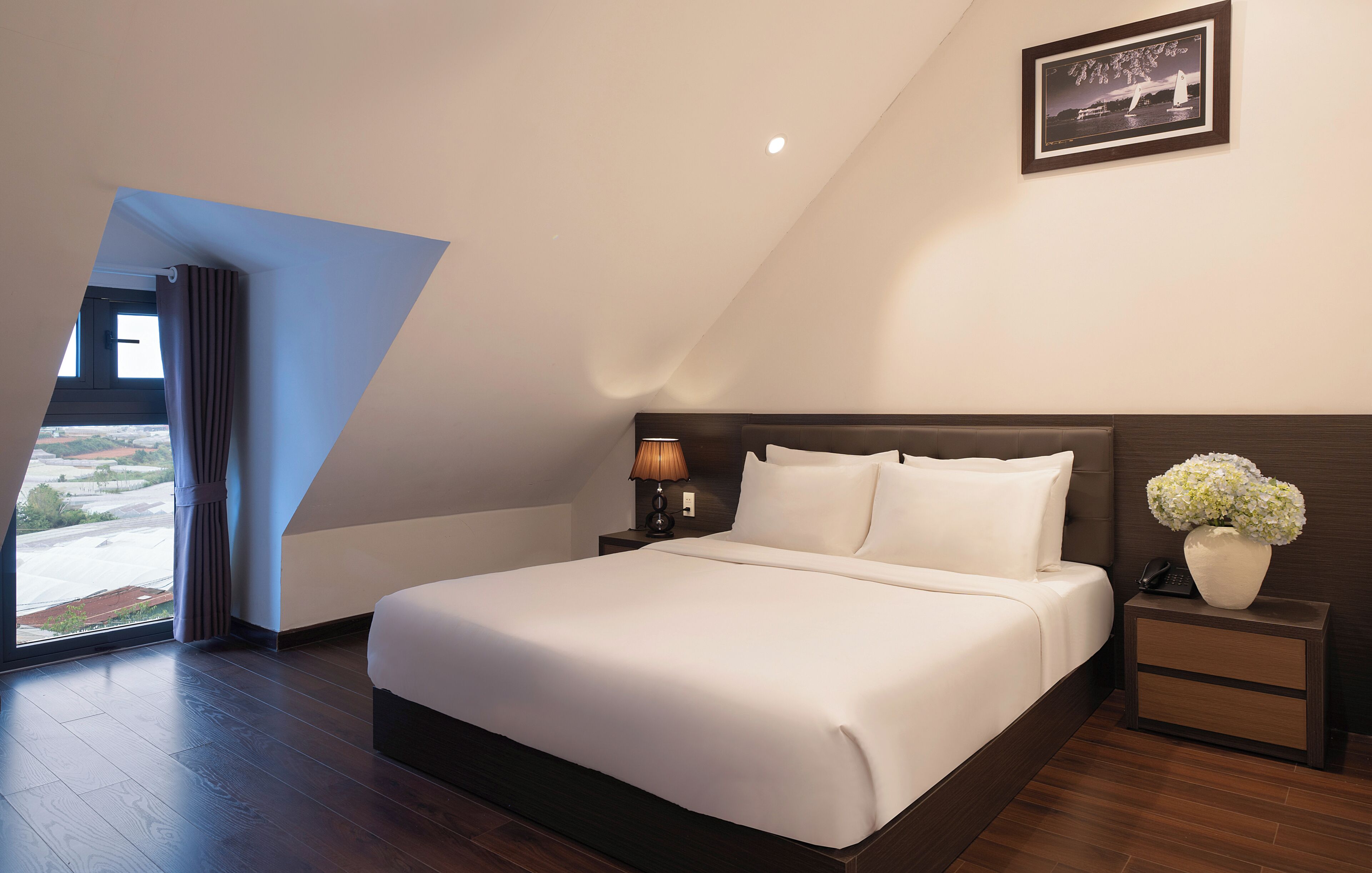 Quarto Duplo Superior | Minibar com produtos grátis, secretária, cortinas/cortinados opacos 