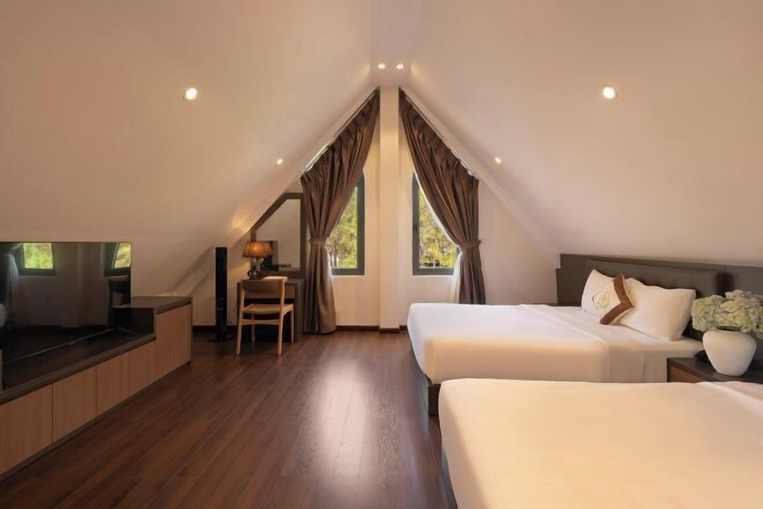 Minibar com produtos grátis, secretária, cortinas/cortinados opacos 