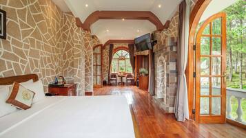 Villa, 3 quartos, vista para o jardim | 1 quarto, minibar com produtos grátis, secretária