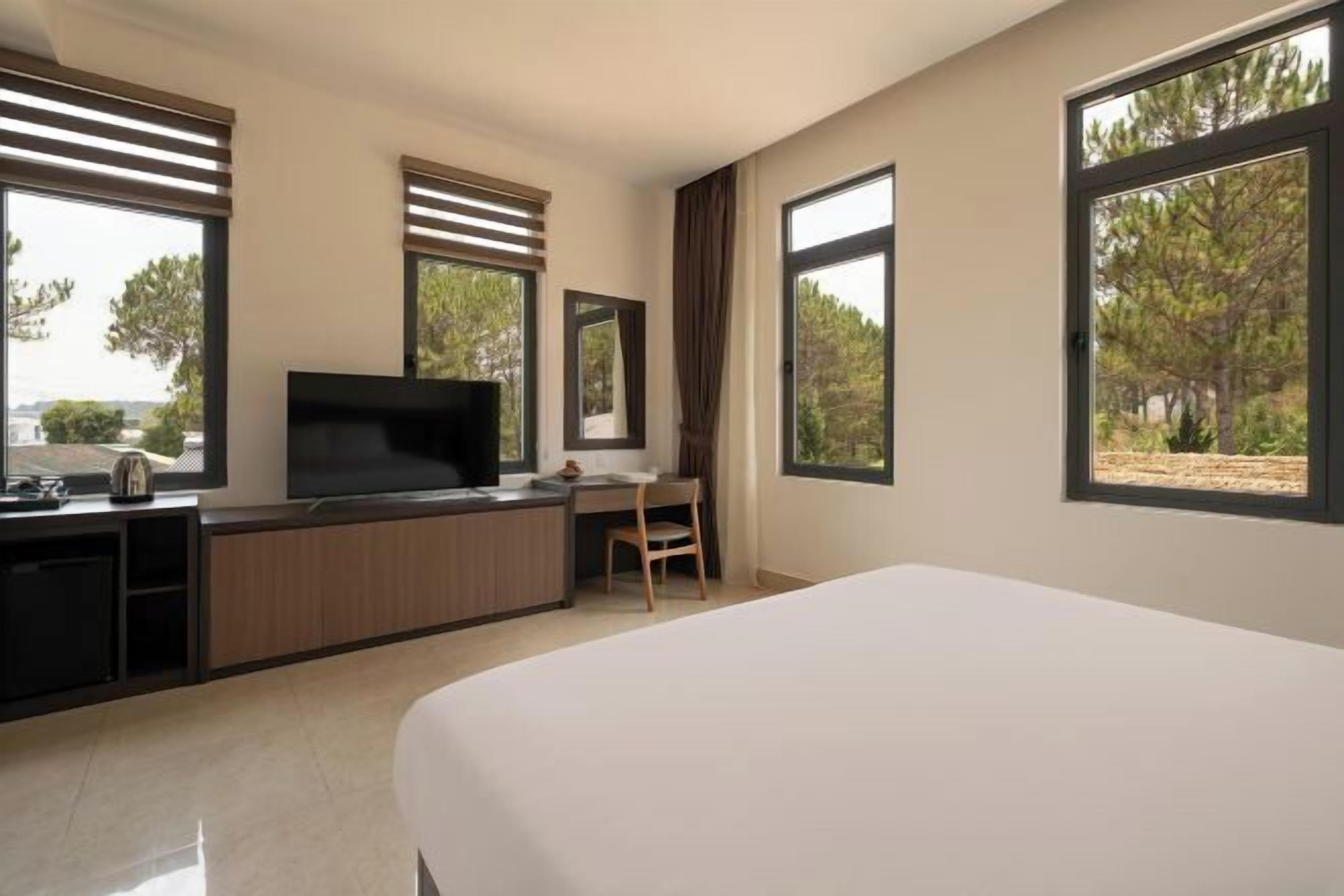 Minibar com produtos grátis, secretária, cortinas/cortinados opacos 