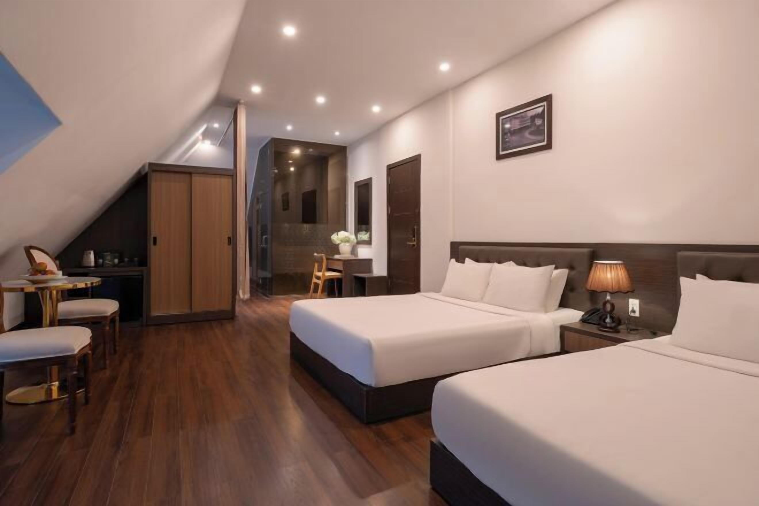 Minibar com produtos grátis, secretária, cortinas/cortinados opacos 