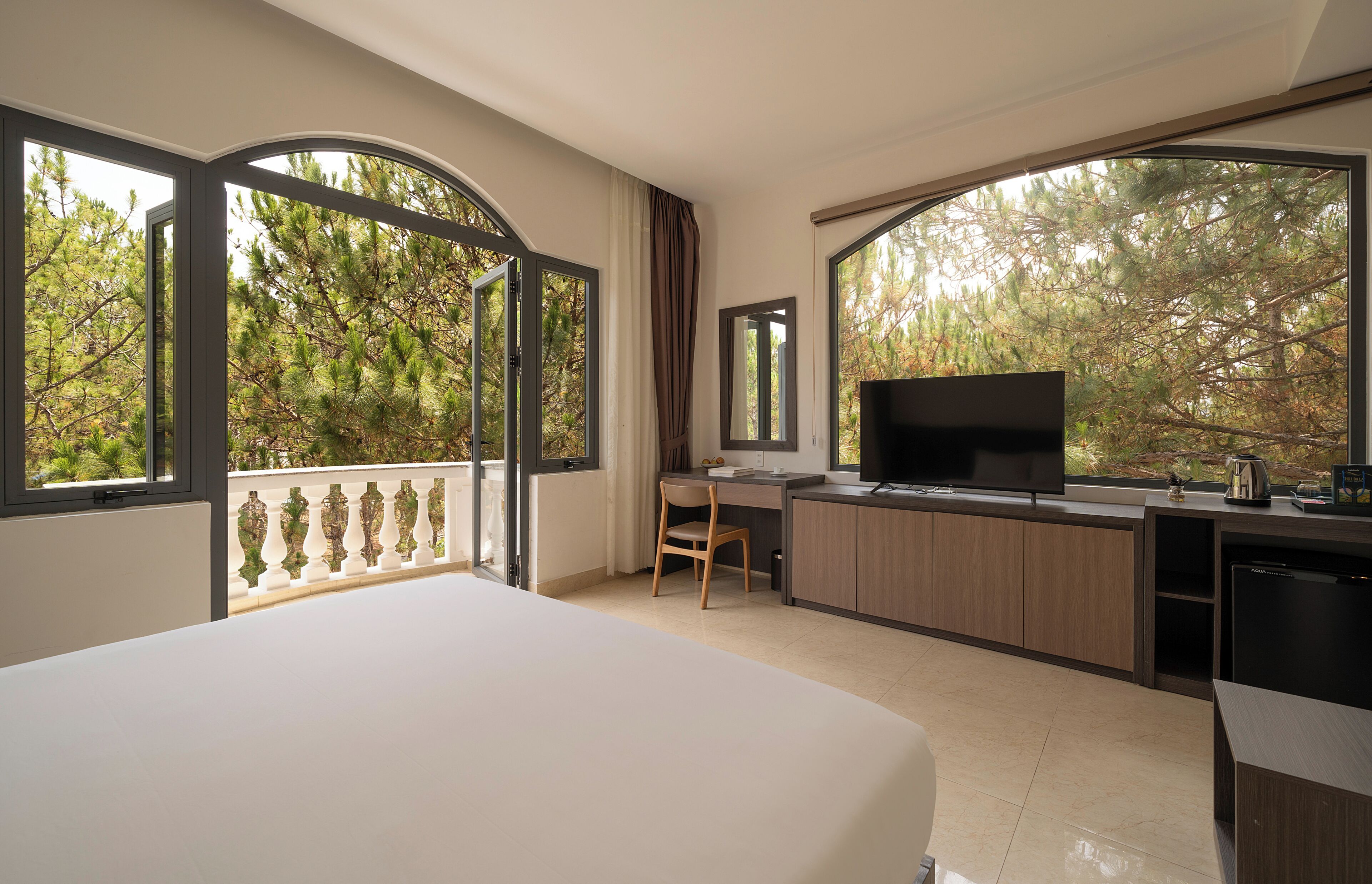 Quarto Duplo Deluxe, vista para a colina | Minibar com produtos grátis, secretária, cortinas/cortinados opacos 