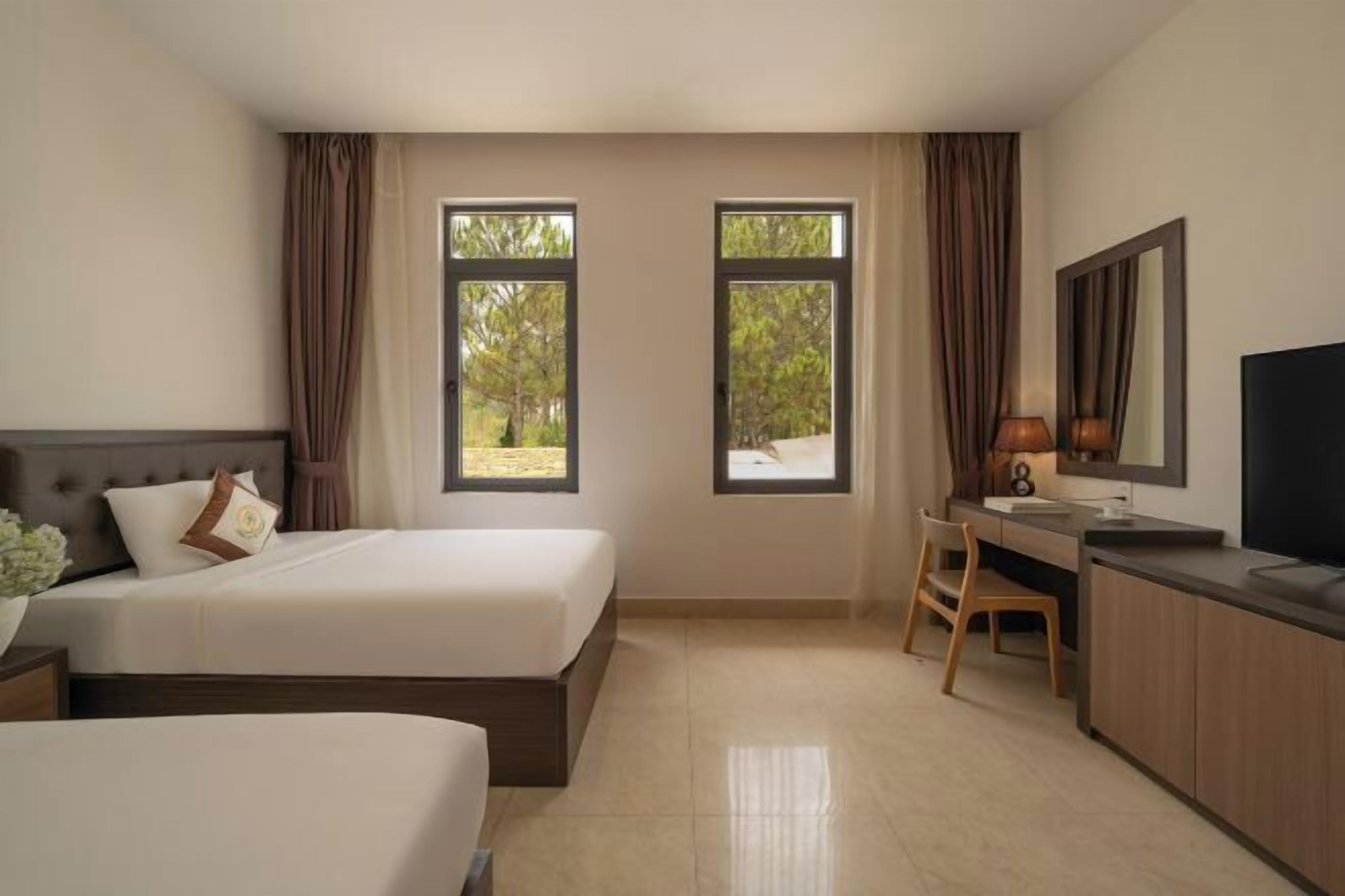 Minibar com produtos grátis, secretária, cortinas/cortinados opacos 