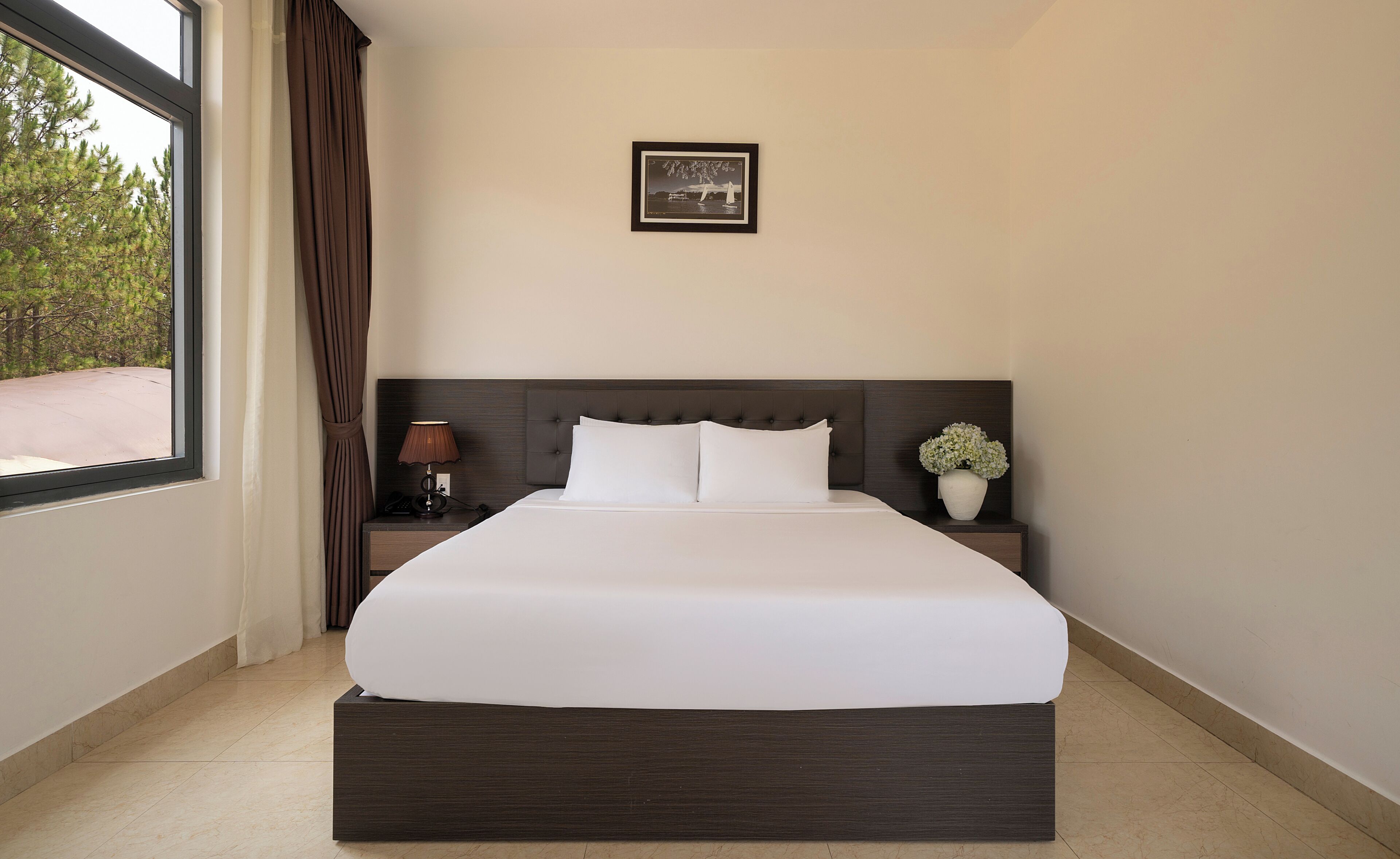 Quarto Duplo Superior, vista para a colina | Minibar com produtos grátis, secretária, cortinas/cortinados opacos 