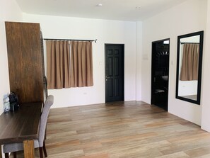 Cofre no quarto, secretária