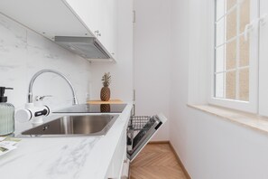 Apartamento, 1 quarto, cozinha | Cozinha privada | Uma máquina de lavar louça, utensílios de cozinha, Congelador 
