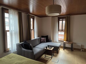 Quarto Económico, 1 cama queen-size e sofá-cama | Sala de estar | Televisor LCD 