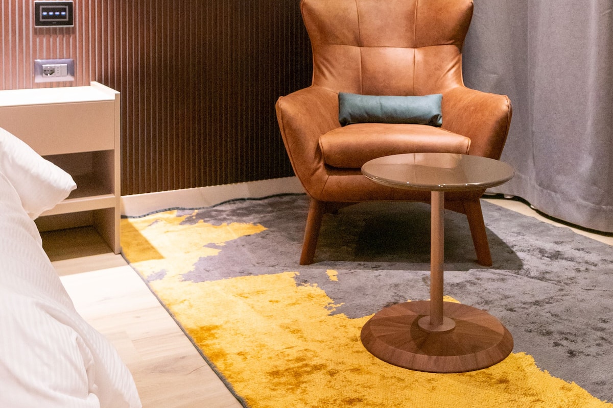 Quarto casal premium | Roupas de cama antialérgicas, frigobar, cofres nos quartos, escrivaninha