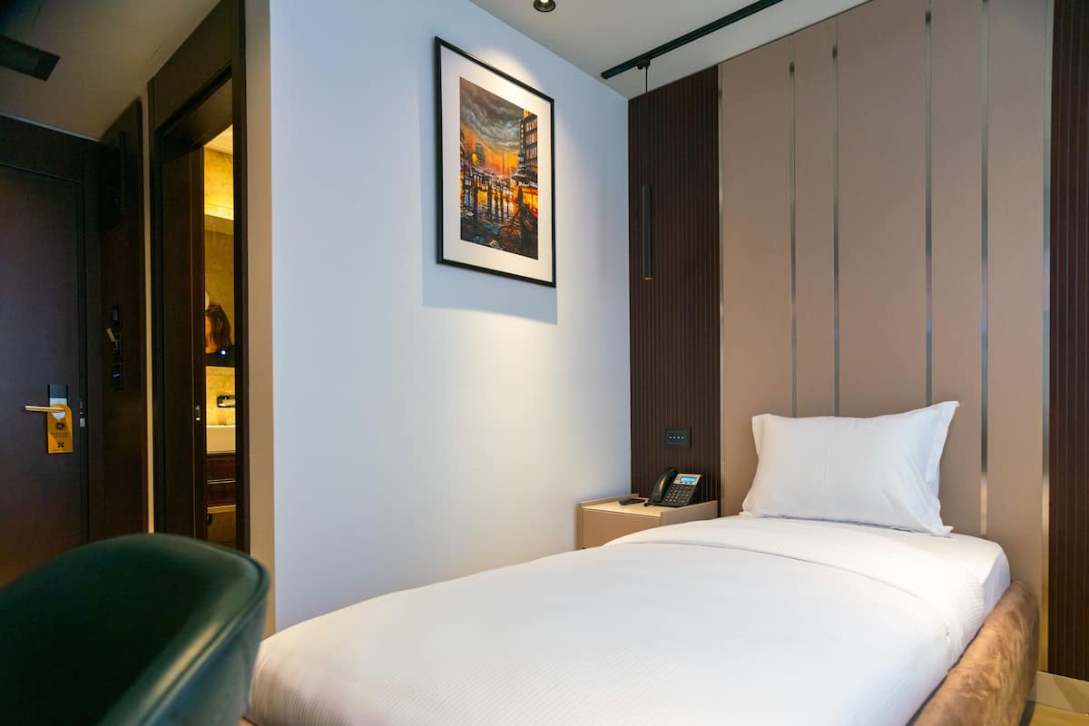 Quarto solteiro standard | Roupas de cama antialérgicas, frigobar, cofres nos quartos, escrivaninha