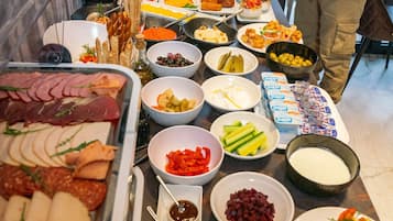 Café da manhã com buffet grátis todos os dias