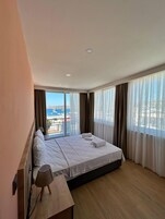 Suite Sénior | Com decoração personalizada, com mobília individualizada, secretária 