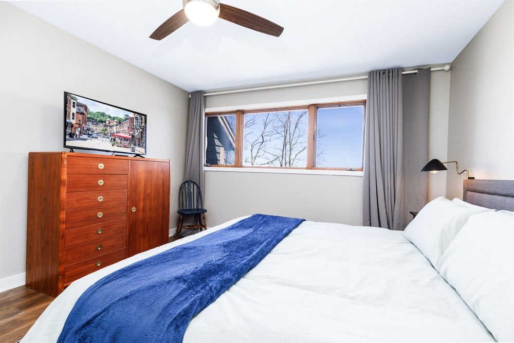 ⛳️North Course Views | King Beds, Golf, Pools, Fireplace | Sleeps 8+dog Friendly - Galena, IL