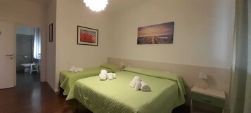 Quarto Triplo Clássico | Wi-fi grátis, roupa de cama fornecida 