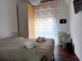 Quarto Duplo Básico | Wi-fi grátis, roupa de cama fornecida 