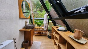 The Pyramid | Casa de banho | Um chuveiro fixo, artigos de higiene pessoal grátis 