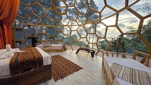 Barraca família, 1 quarto, terraço, vista para o oceano | Área de estar | Smart TV 43 polegadas com canais digitais, Netflix