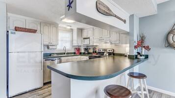 Apartamento, 2 quartos | Cozinha privada | Um frigorífico, um forno, uma cafeteira/bule, uma torradeira