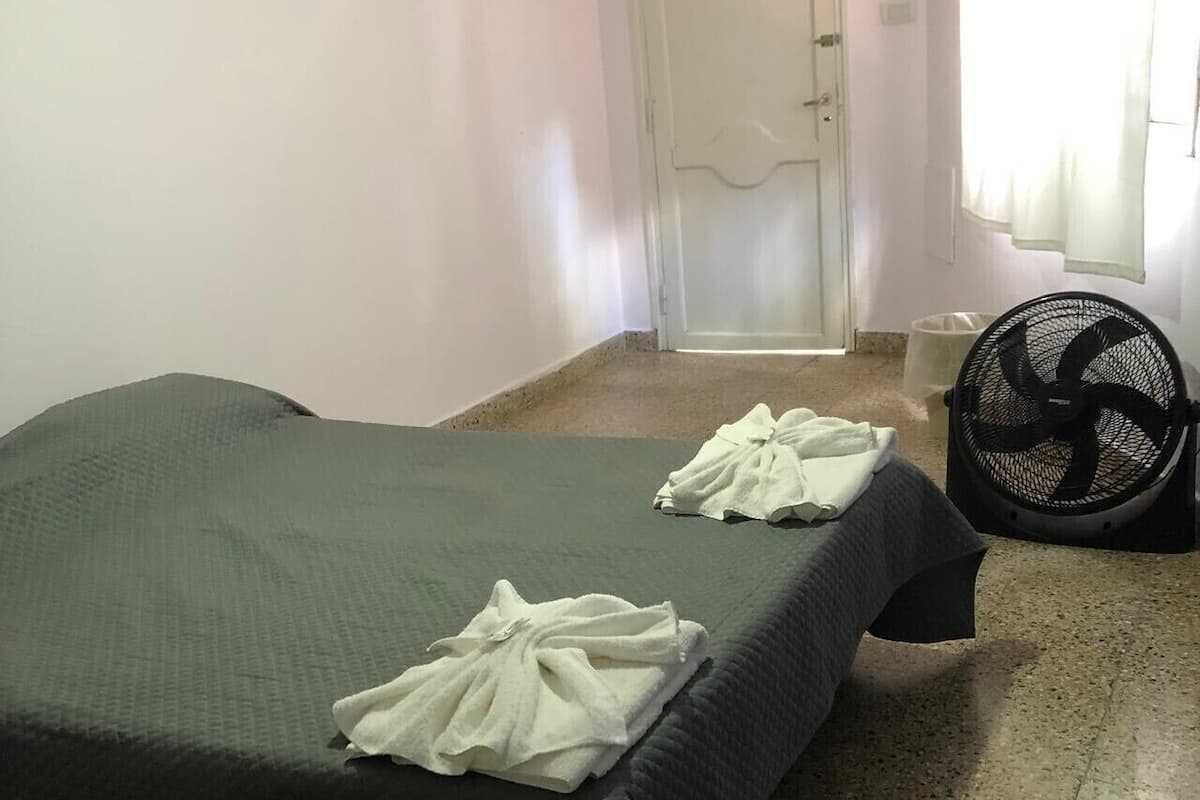 Habitacion Privada (3) Personas (Baño Privado) | Cortinas blackout, Wi-Fi de cortesia, roupa de cama