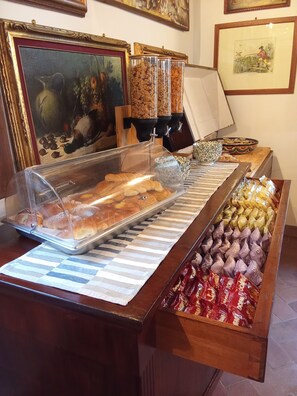 Café da manhã com buffet grátis todos os dias