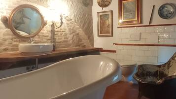 Quarto Superior | Casa de banho | Artigos de higiene pessoal grátis, um secador de cabelo, um bidé