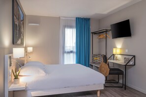 1 quarto, escrivaninha, espaço de trabalho para notebook