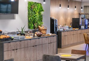 Café da manhã com buffet diário (EUR 14 por pessoa)