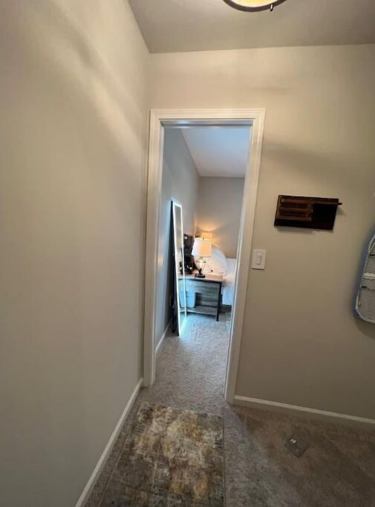 With Contactless Check-in, Premium Amenities & Dedicated Entrance & Bathroom - Ypsilanti, MI