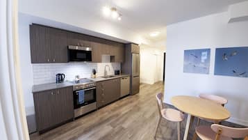 Apartamento empresarial | Cozinha privada | Geladeira grande, micro-ondas, fogão, cooktop