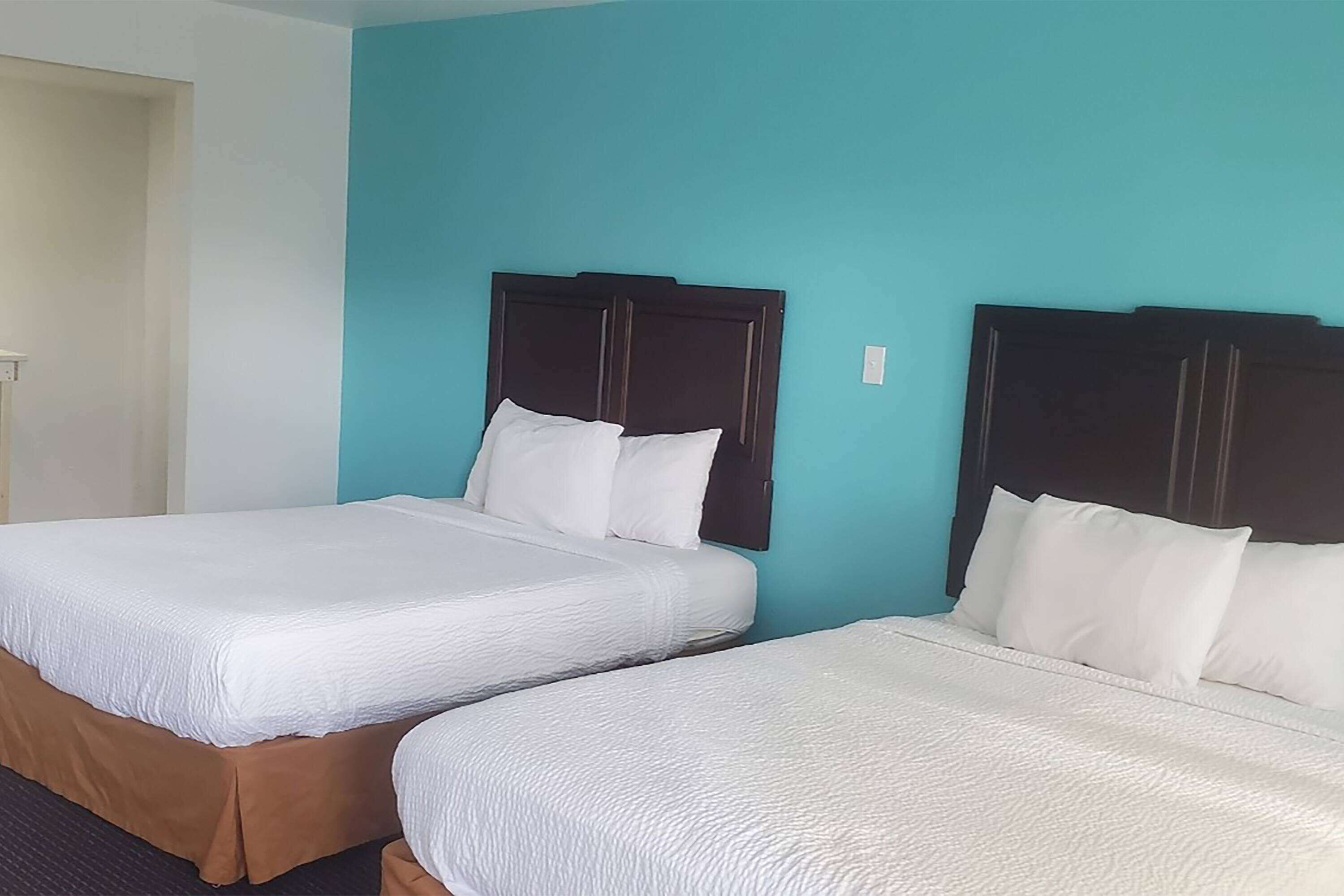 Secretária, camas desdobráveis, roupa de cama fornecida 