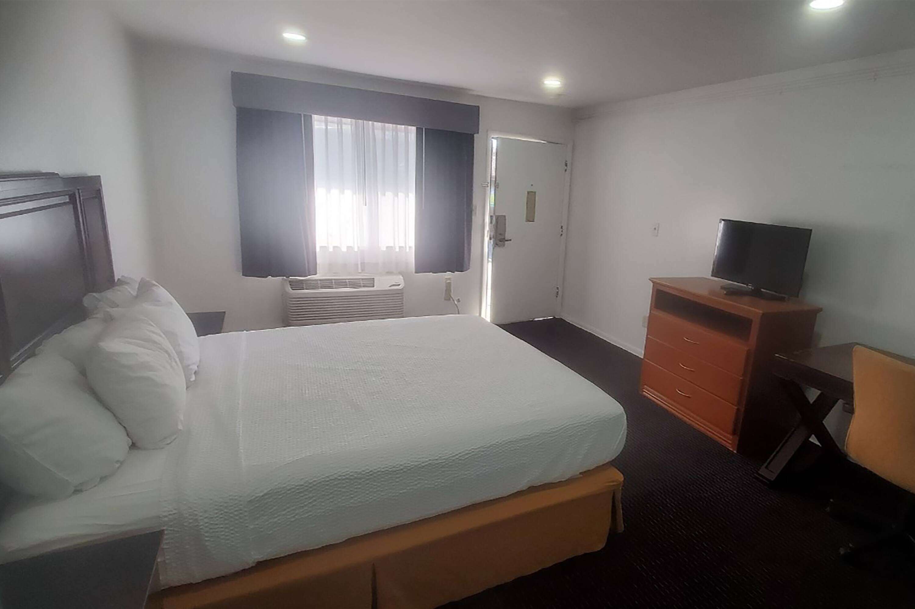 Secretária, camas desdobráveis, roupa de cama fornecida 