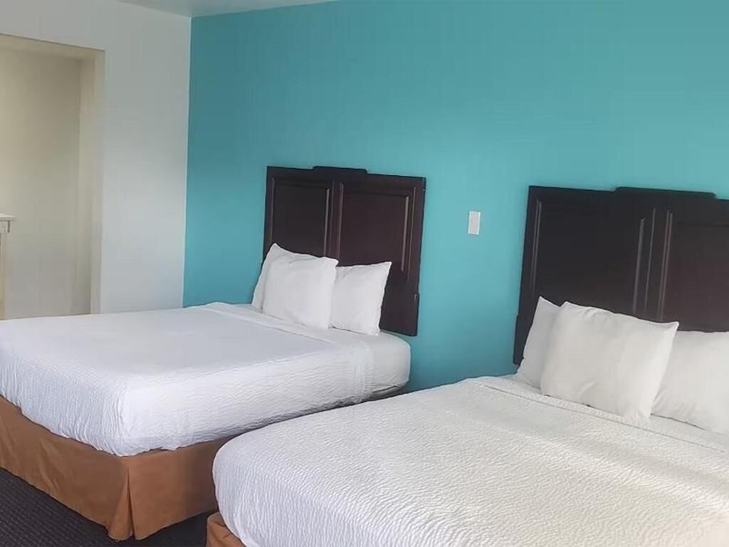Secretária, camas desdobráveis, roupa de cama fornecida 