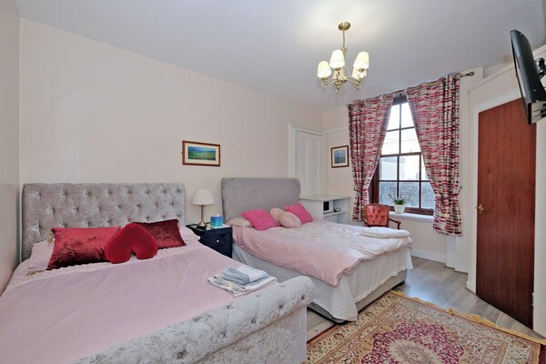 Grand Mansion, 9 Beds, Sleeps 17, Parking - Groups - Aberdeen
