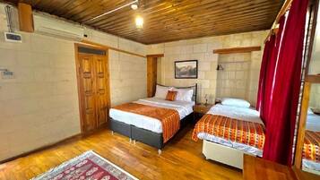 Quarto triplo luxo | 3 quartos, roupas de cama premium, frigobar, quartos à prova de som