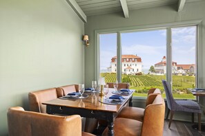 Jantares servidos, cozinha americana, com vista para o oceano 