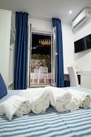 Quarto Quádruplo Standard | Minibar, cofre no quarto, secretária, cortinas/cortinados opacos