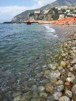 Perto da praia, praia de areia negra, espreguiçadeiras