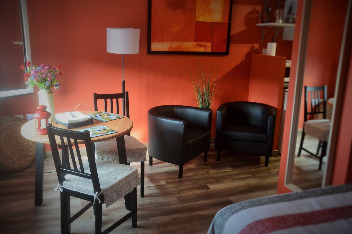 Apartamento Lua de Mel | Sala de estar | Televisor de ecrã plano de 49 polegadas com canais digitais 
