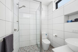 Estúdio | Casa de banho | Um polibã, artigos de higiene pessoal grátis, um secador de cabelo