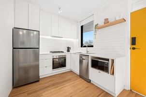 Apartamento | Cozinha privada | Um frigorífico/congelador grande, um micro-ondas, um forno 