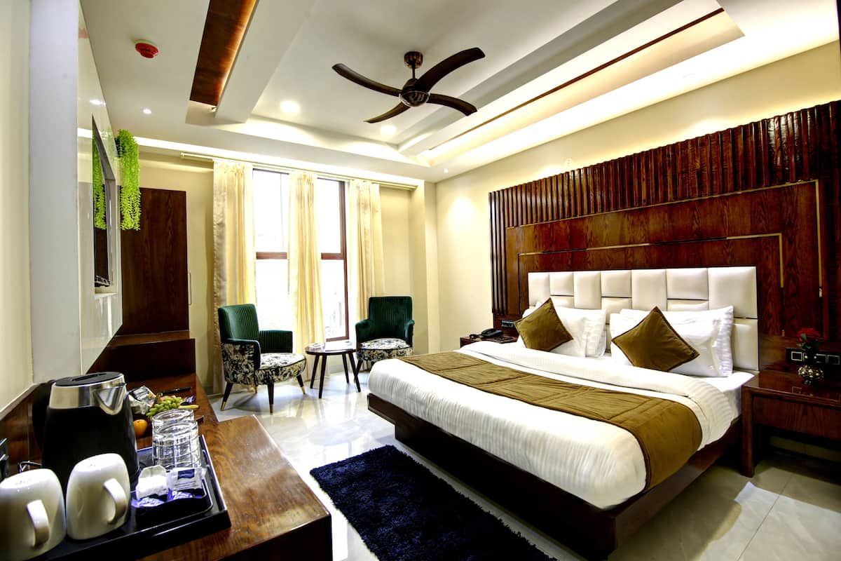Quarto casal superior | Roupas de cama premium, escrivaninha, quartos à prova de som