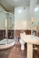 Quarto Individual Básico | Casa de banho | Um polibã, artigos de higiene pessoal grátis, um secador de cabelo