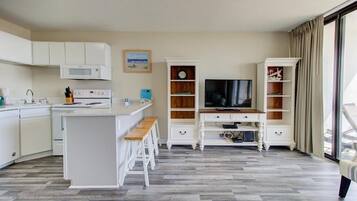 Apartamento em Condomínio Fechado, 1 quarto | Cozinha privada | Um frigorífico, um forno, uma cafeteira/bule, uma torradeira