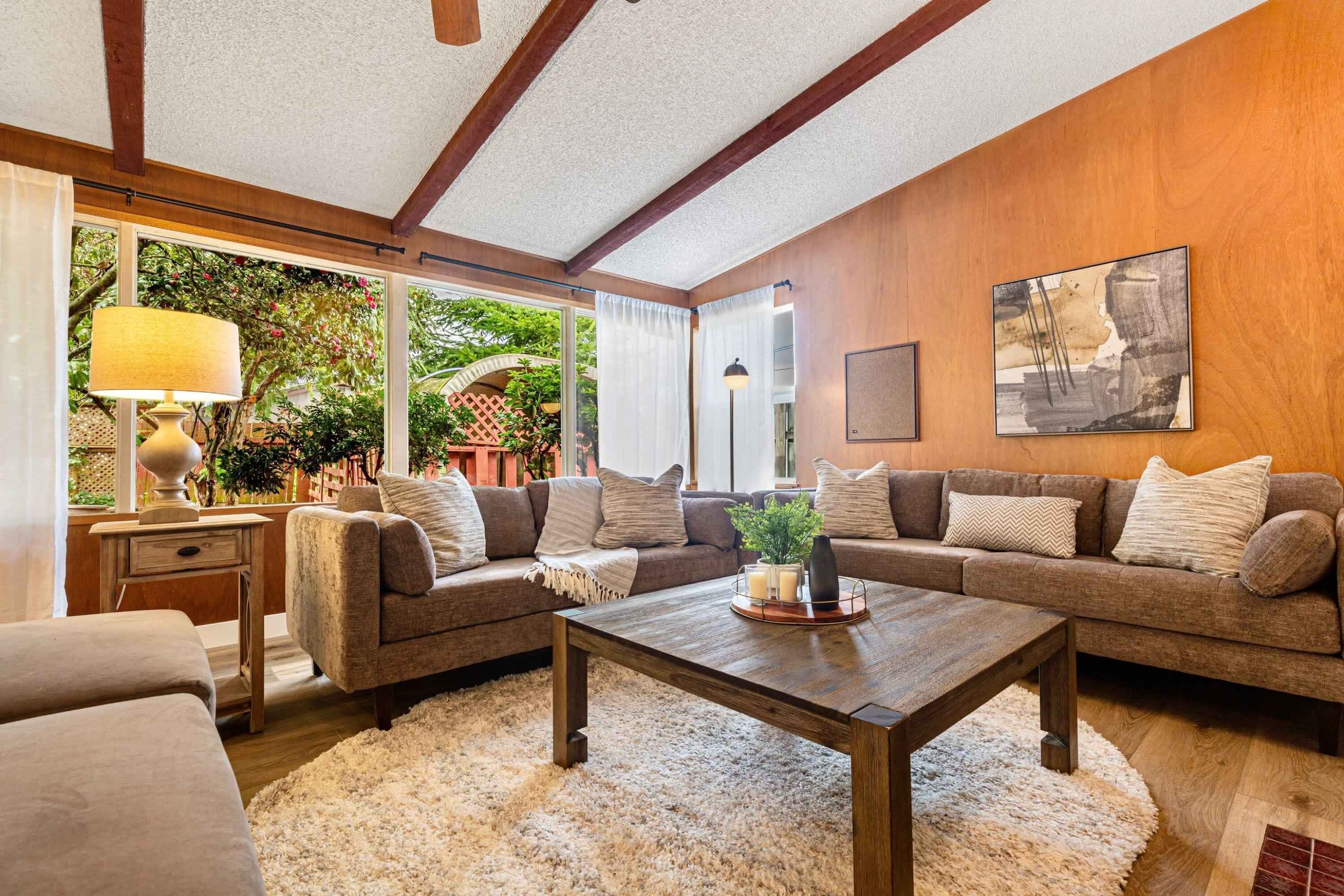 Spacious Mid Century Modern Sunroom Rambler With Portable Ac - Lynnwood, WA