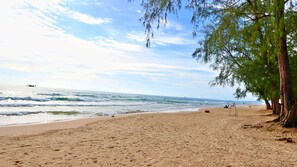 Perto da praia, praia de areia branca, autocarro grátis para a praia