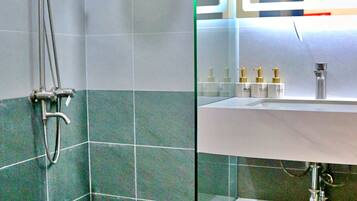 Um polibã, um chuveiro de hidromassagem, produtos de higiene exclusivos